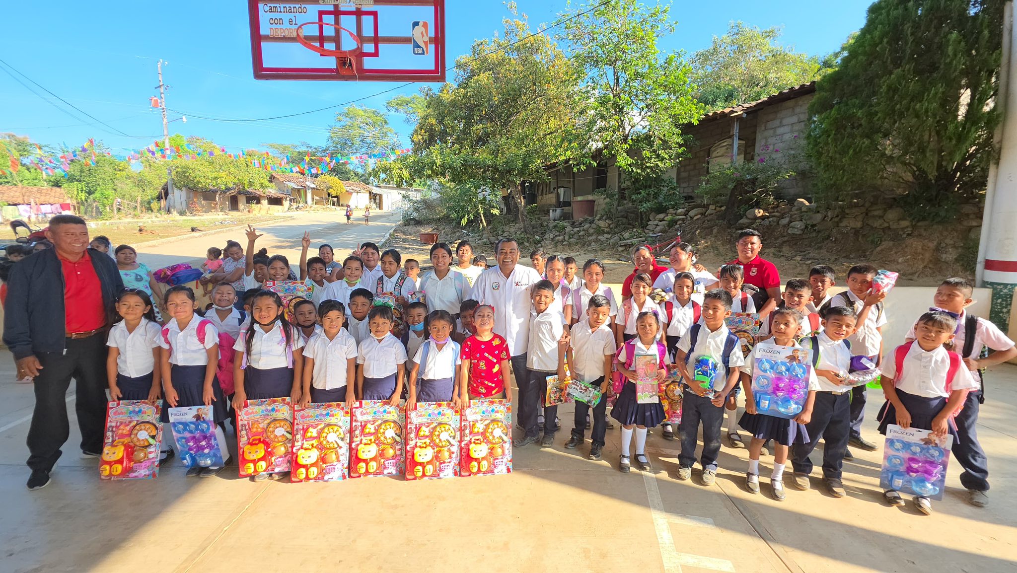 Adaír entrega juguetes y apoyos alimenticios en Miahuichán - El Faro de ...