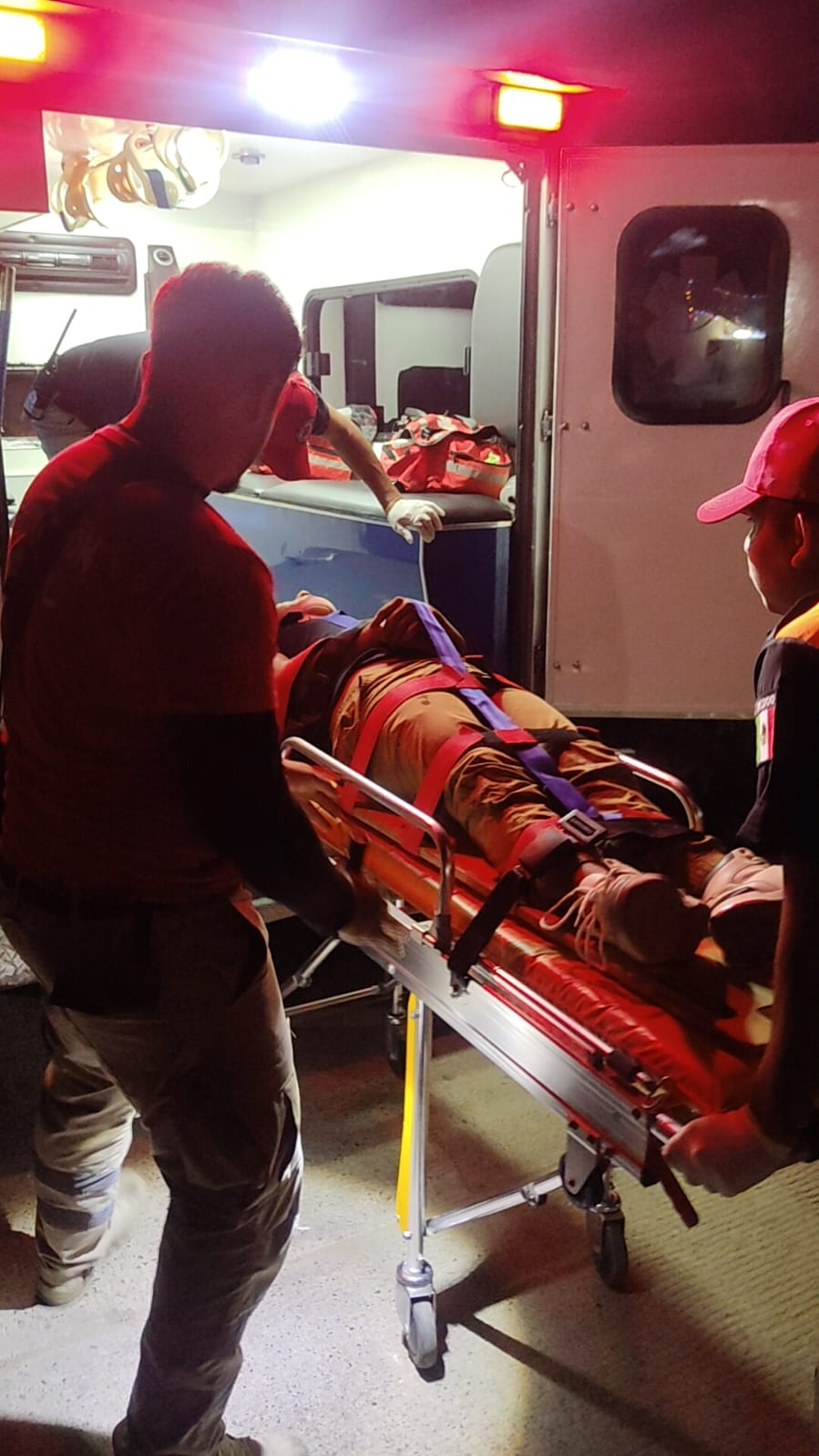 Choca joven con una motoneta en Ometepec - El Faro de la Costa Chica