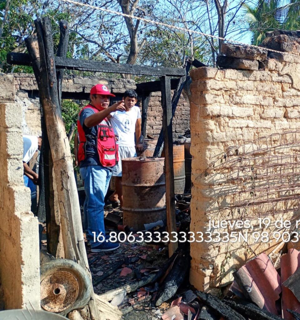 Gobierno apoya a familia afectada por incendio en Poza Verde - El Faro ...